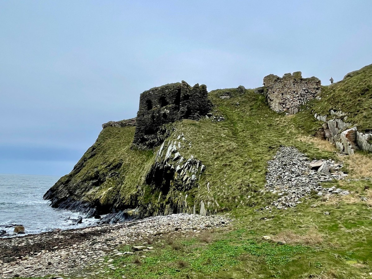 Walk to Findlater Castle – Tracy Goes Outside